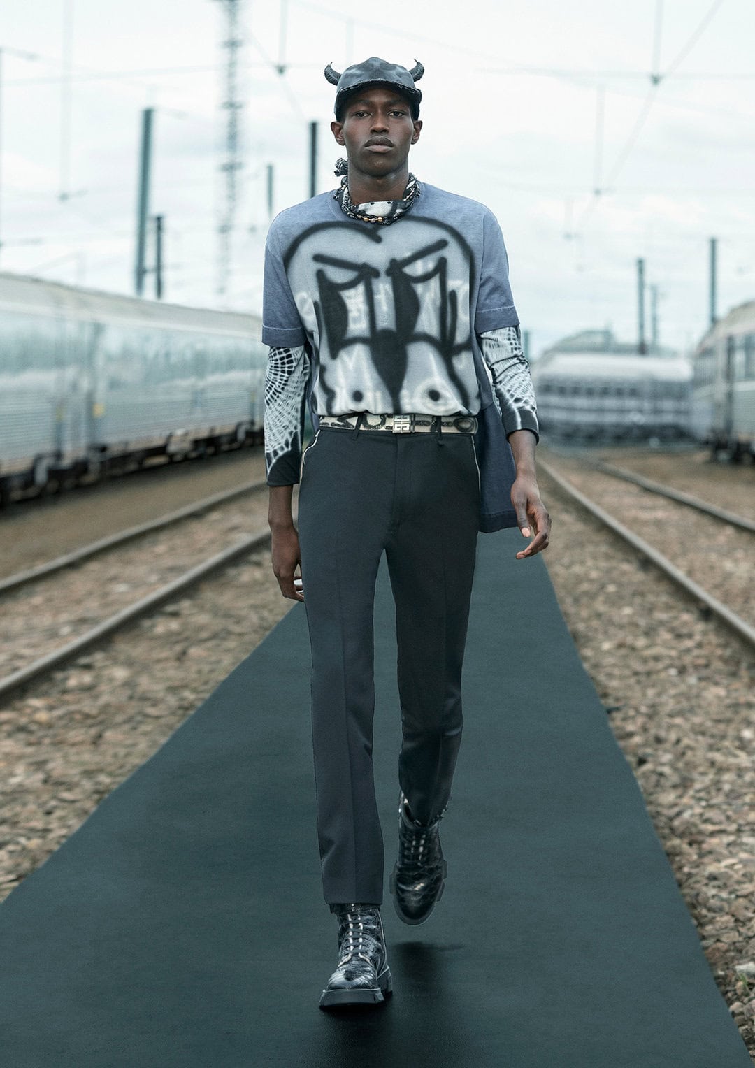 Perkawinan Streetwear Amerika Dan Parisian, Givenchy Men's Spring 2022 ...