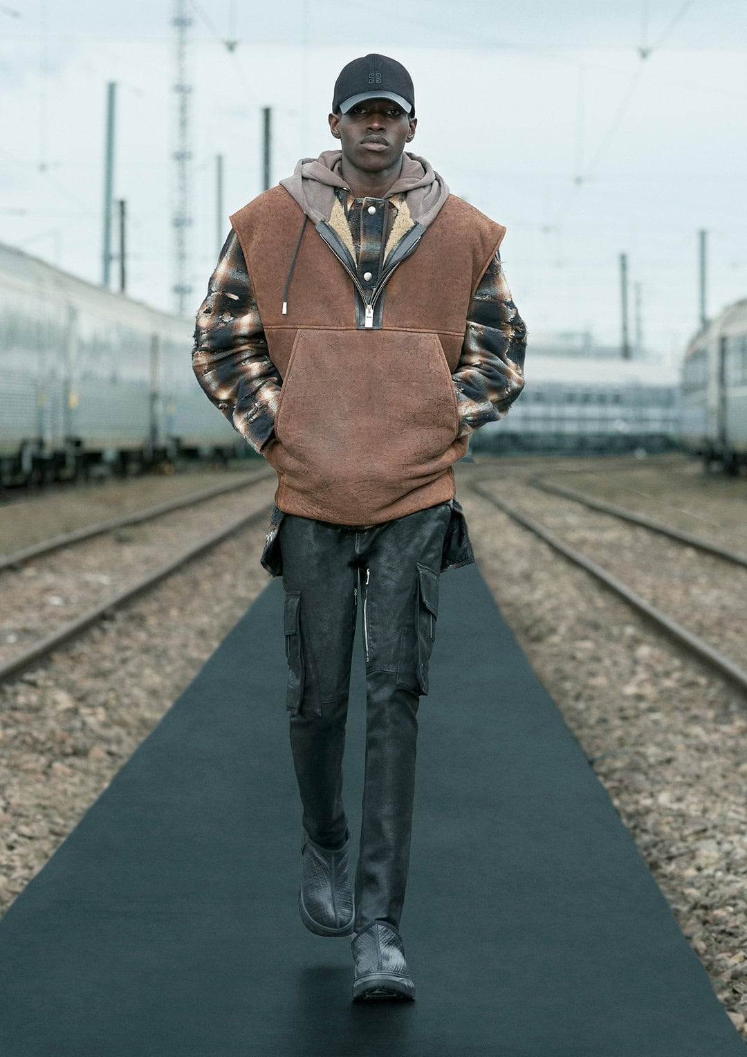 Perkawinan Streetwear Amerika Dan Parisian, Givenchy Men's Spring 2022 ...
