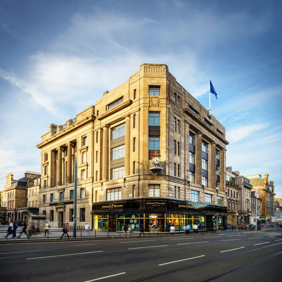 Johnnie-Walker-Princess-Street-Tampak-Luar-Siang-Hari - Luxina.ID