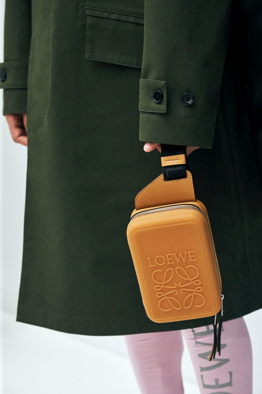 Tanaman Yang Tumbuh Di Pakaian Dan Sepatu, Loewe Men's Spring/ Summer ...