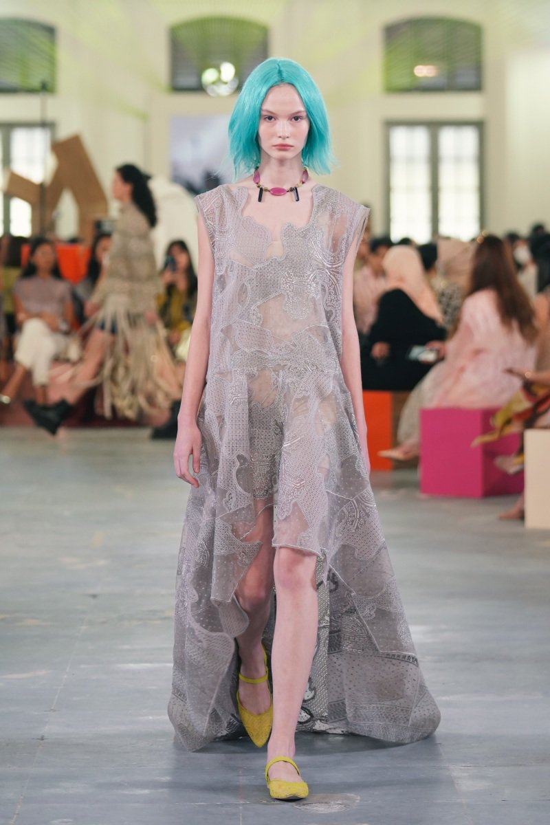 Kenyamanan Pakaian Dari Dalam Rumah Yang Kaya Raya Akan Detail – Sapto Djojokartiko Spring ...