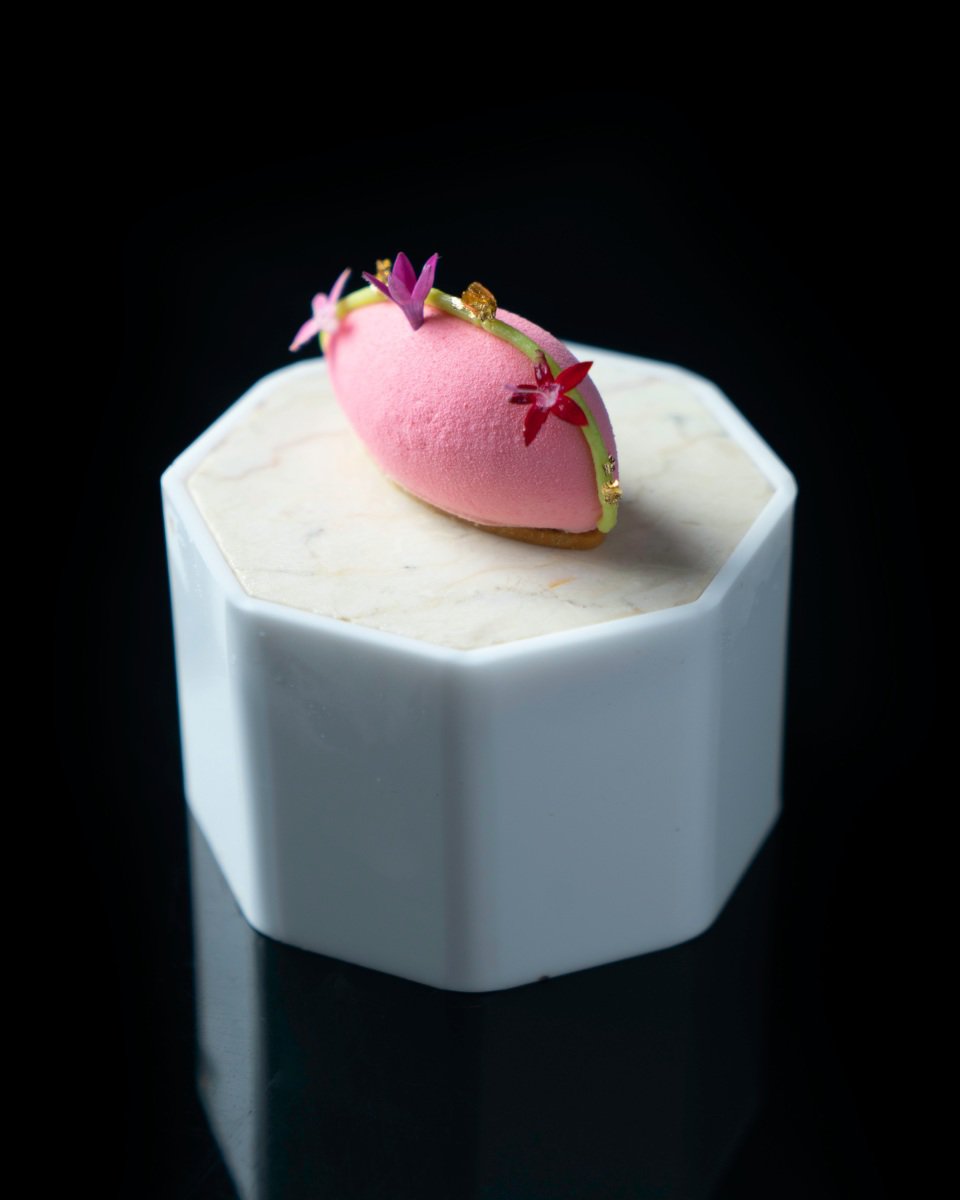 Pastry Manis Bagai Leontin Perhiasan Dalam Afternoon Tea Di Four ...