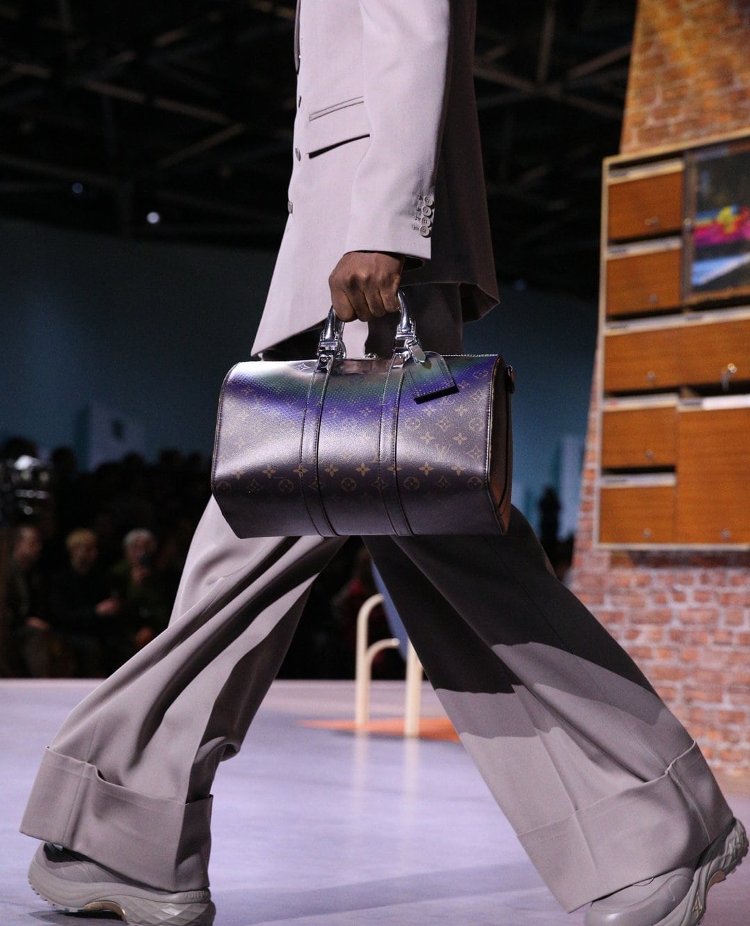 Rekonstruksi Desain Dari Wanita Untuk Pria, Louis Vuitton Men's Fall/ Winter 2023 - Luxina.ID