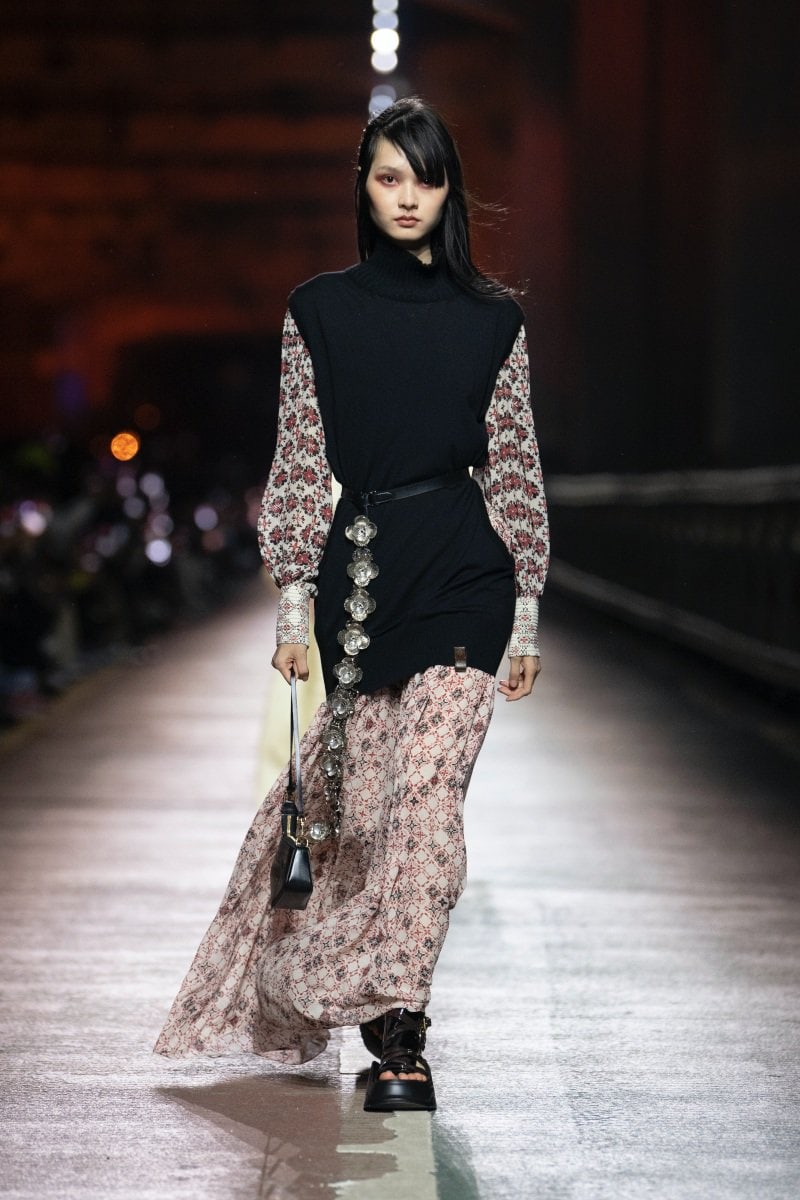 Spektrum Gaya Kpop Hingga Modest Look Yang Sopan - Louis Vuitton Pre-Fall 2023 Seoul - Luxina.ID
