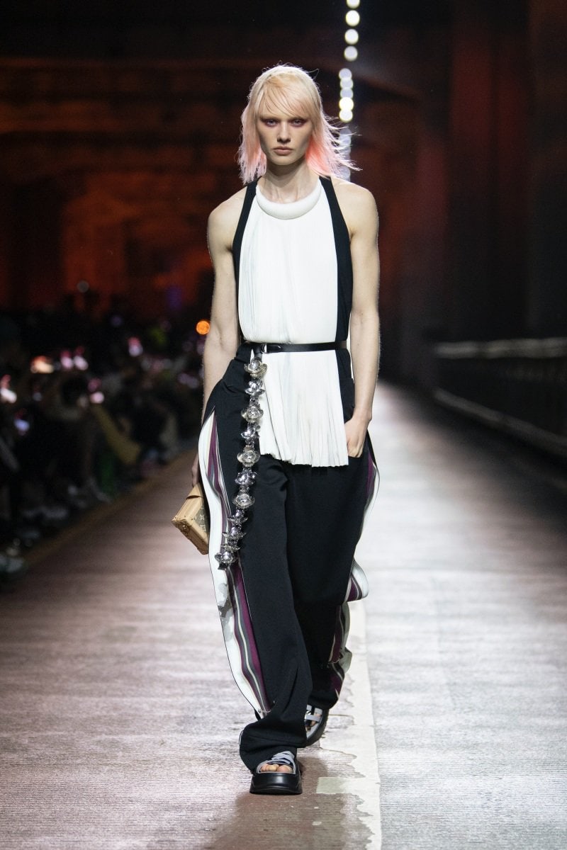 Spektrum Gaya Kpop Hingga Modest Look Yang Sopan - Louis Vuitton Pre-Fall 2023 Seoul - Luxina.ID