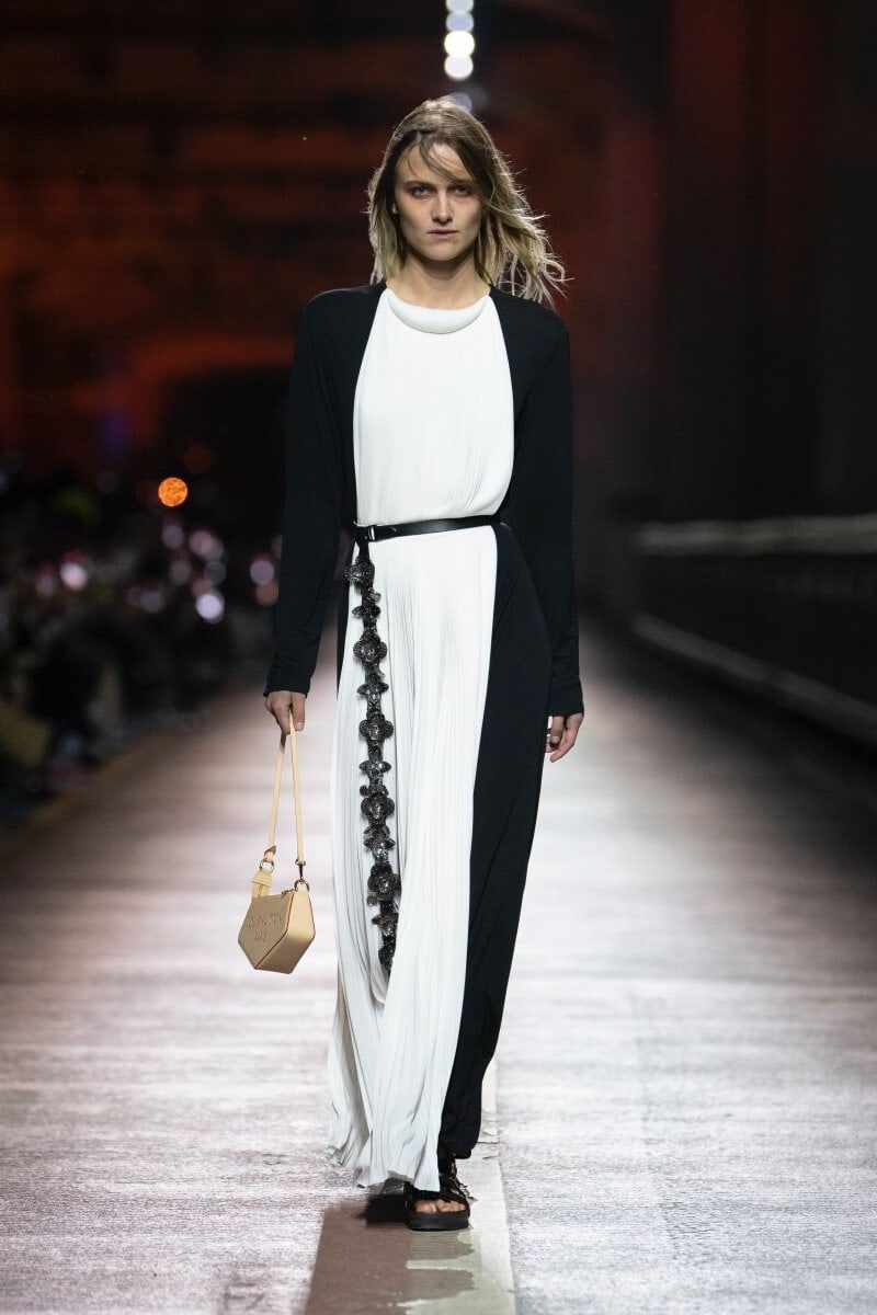 Spektrum Gaya Kpop Hingga Modest Look Yang Sopan - Louis Vuitton Pre-Fall 2023 Seoul - Luxina.ID