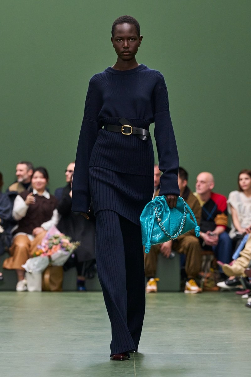 LOEWE_FW24_WW_SHOW_RUNWAY_LOOK_44_FRONT_RGB_CROPPED_2X3 - Luxina.ID