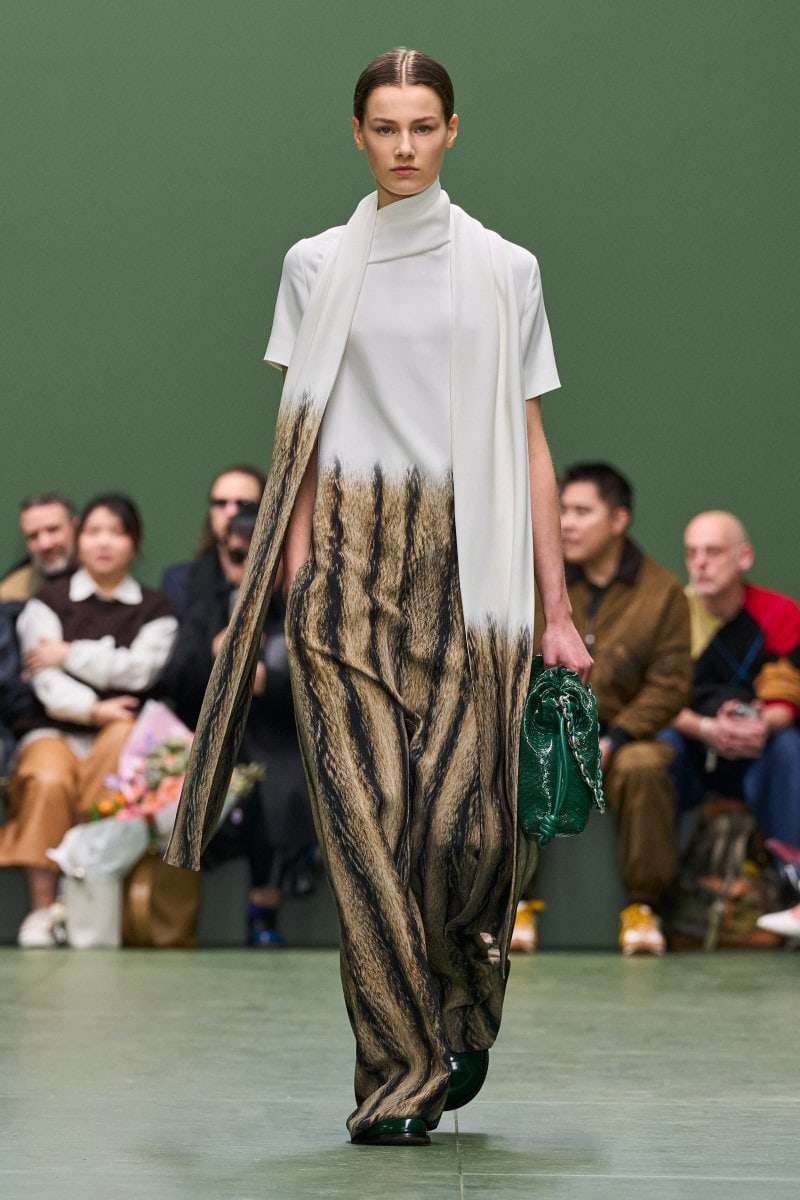 LOEWE_FW24_WW_SHOW_RUNWAY_LOOK_6_FRONT_RGB_CROPPED_2X3 - Luxina.ID