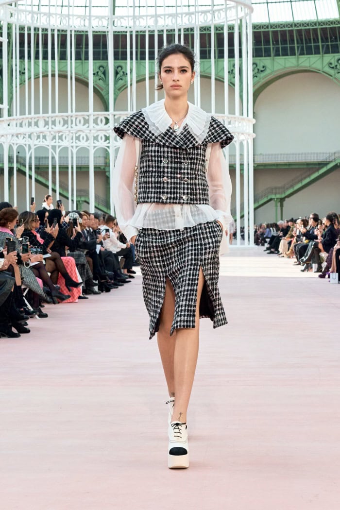 Breaking News: Tetap Chanel Tanpa Logo Dan Simbol-Simbol Chanel ...