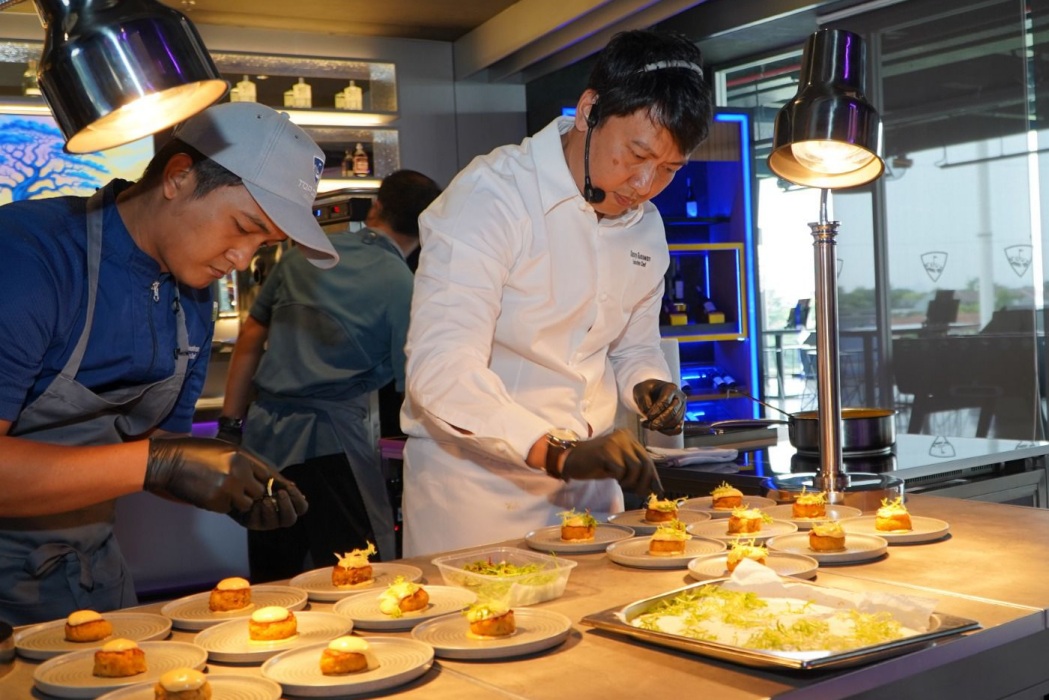 Chef Denny saat platting makanan dalam Media Session Ironwood Steak ...